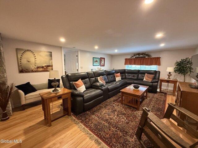 house with 4 bedroom, Queensbury NY ES104901308