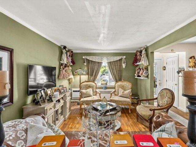 house with 4 bedroom, Ridgewood NY ES105293807