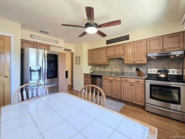 house with 4 bedroom, Ronkonkoma NY ES104922296