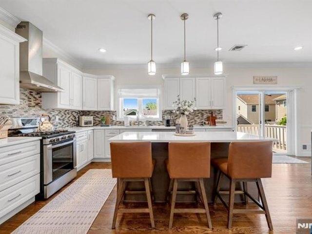 house with 4 bedroom, Saddle Brook NJ DS102584678