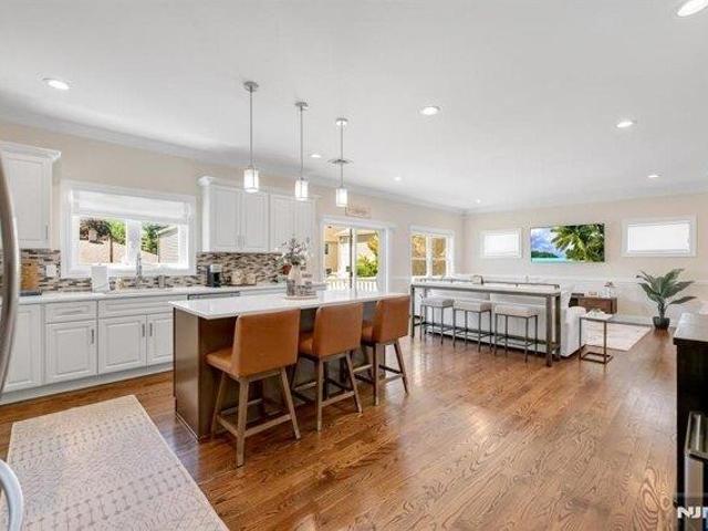 house with 4 bedroom, Saddle Brook NJ ES104408270