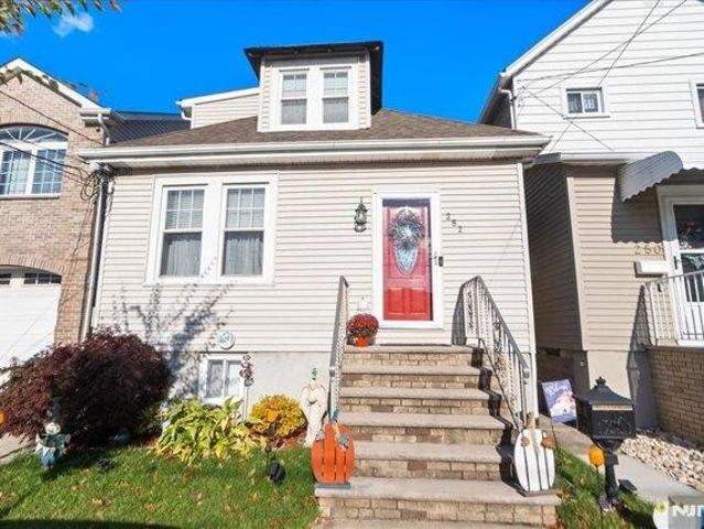 house with 4 bedroom, Secaucus NJ DLS102256644