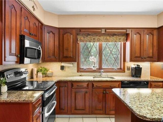 house with 4 bedroom, Seekonk MA ES104007462