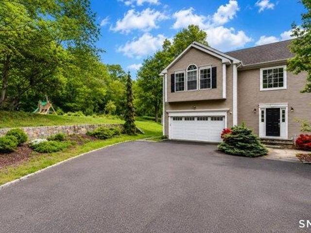 house with 4 bedroom, Shelton CT DS104375400