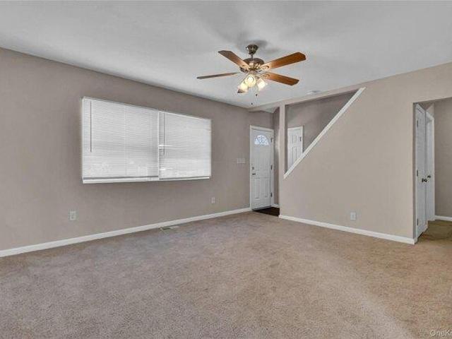 house with 4 bedroom, Shirley NY ES104922103