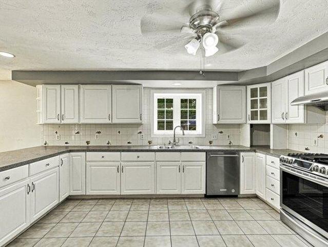 house with 4 bedroom, Shrewsbury MA ES105060998