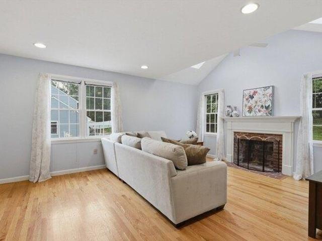 house with 4 bedroom, Shrewsbury MA ES105080336