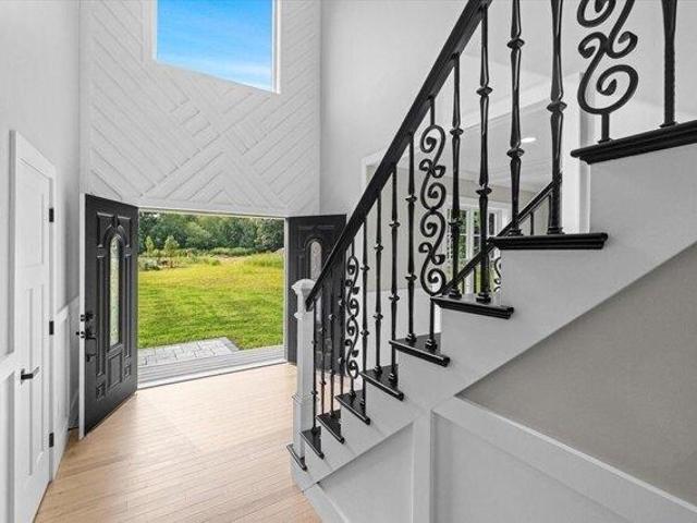 house with 4 bedroom, Shrewsbury MA ES105192093