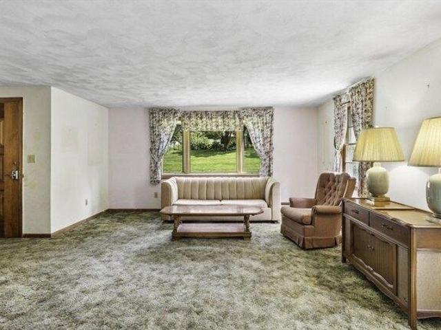 house with 4 bedroom, South Hadley MA ES105175149