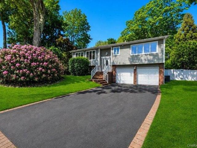 house with 4 bedroom, Smithtown NY ES105293944