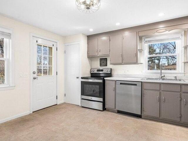 house with 4 bedroom, Springfield MA DS102479404
