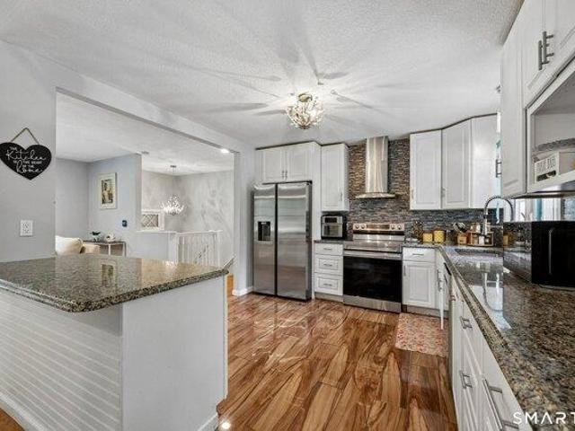 house with 4 bedroom, Suffield CT ES105203490
