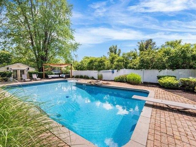 house with 4 bedroom, Sutton MA ES104440530