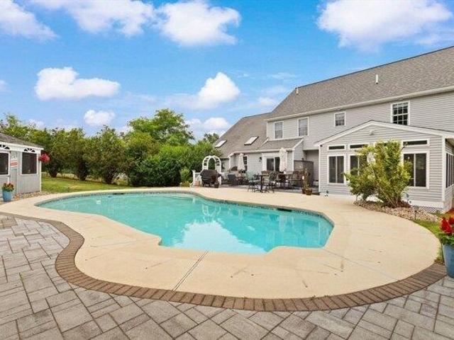house with 5 bedroom, Tewksbury MA ES105107484