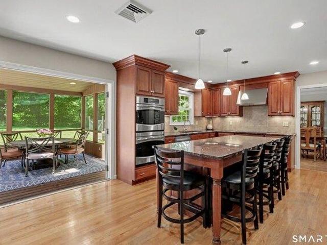 house with 5 bedroom, Trumbull CT ES104192376
