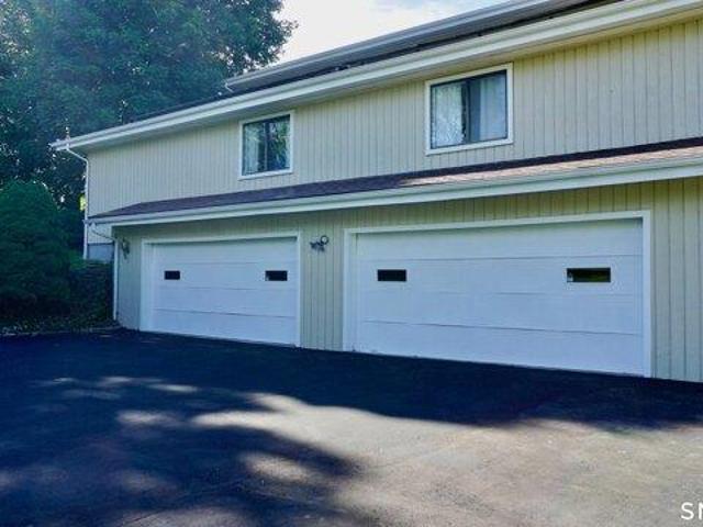 house with 5 bedroom, Trumbull CT ES104115784