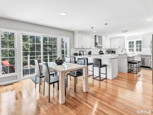 house with 5 bedroom, Trumbull CT ES104605152