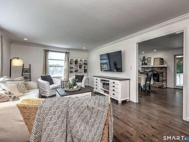 house with 5 bedroom, Trumbull CT ES105123959