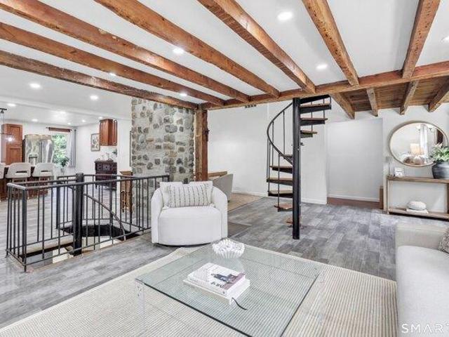 house with 5 bedroom, Trumbull CT ES105125009