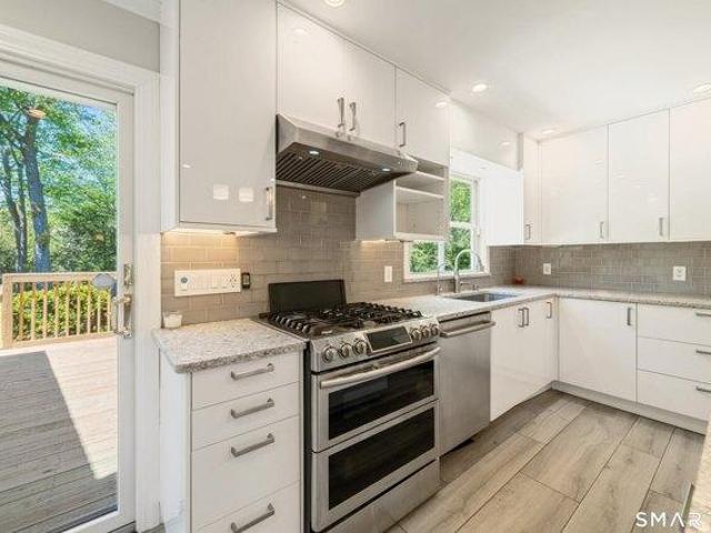 house with 5 bedroom, Trumbull CT ES105127636