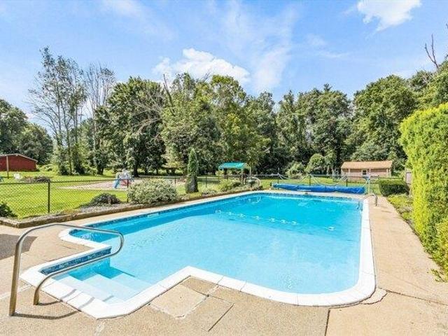 house with 5 bedroom, Uxbridge MA ES105060434