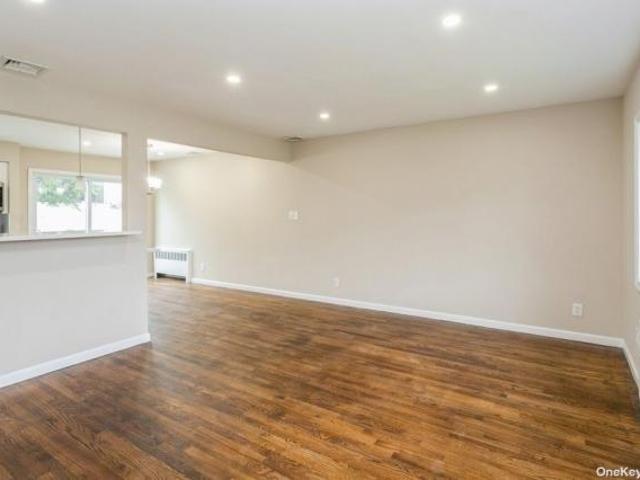 house with 5 bedroom, Wantagh NY DLS72692297