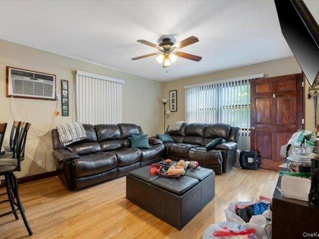 house with 5 bedroom, Wantagh NY ES104905427