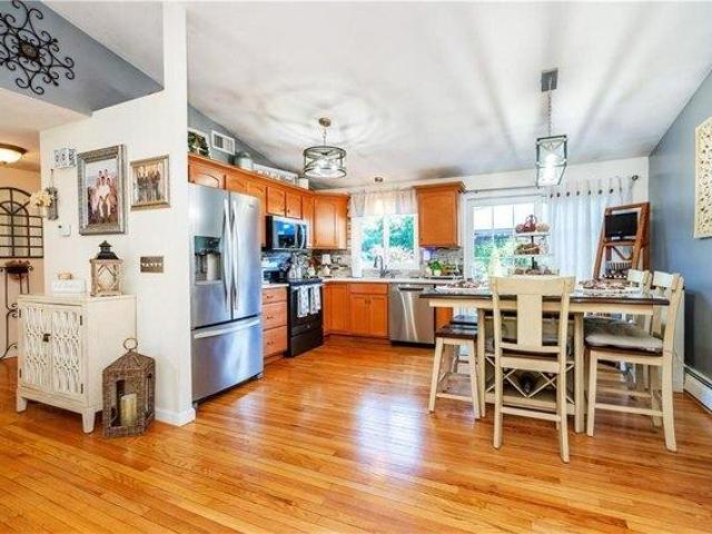 house with 5 bedroom, Warwick RI ES105172736