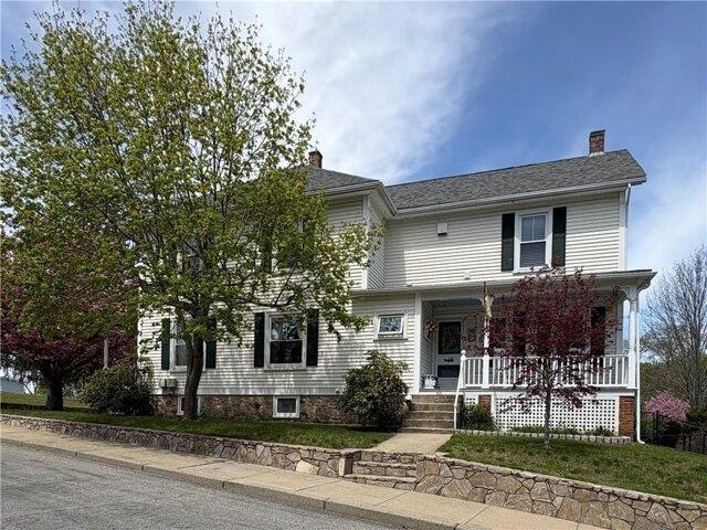 house with 5 bedroom, West Warwick RI ES105115403
