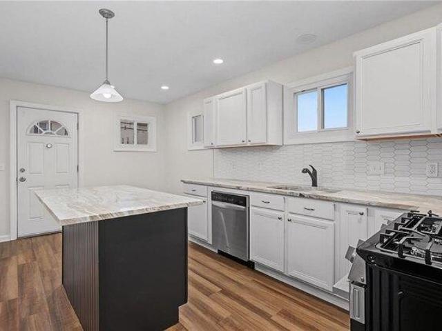 house with 5 bedroom, West Warwick RI ES105229974