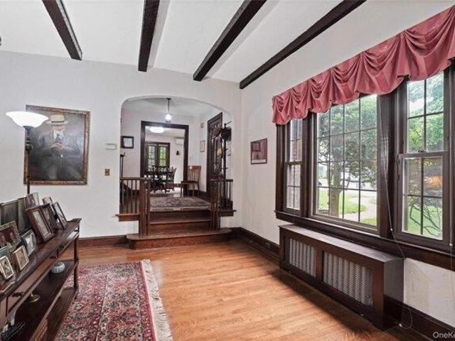 house with 5 bedroom, White Plains NY ES105192520