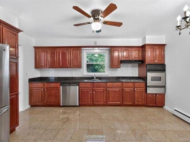 house with 5 bedroom, White Plains NY ES105204772