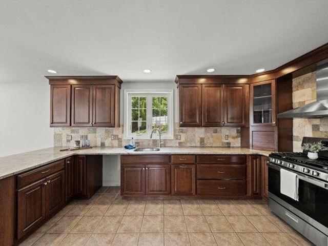house with 5 bedroom, Woburn MA ES105176111