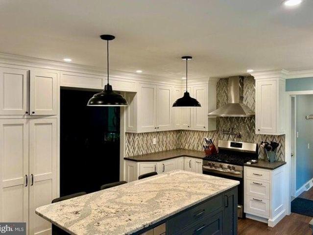 house with 5 bedroom, York PA ES104898850