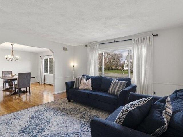 house with 5 bedroom, Abington MA ES103185139