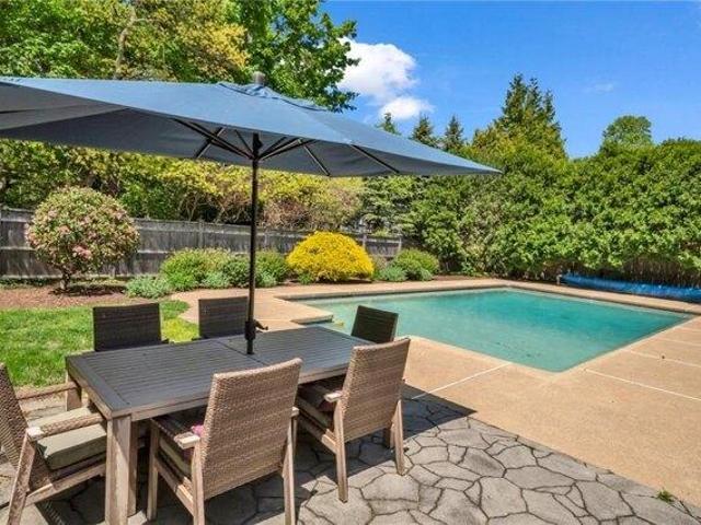 house with 5 bedroom, Barrington RI DLS103036262