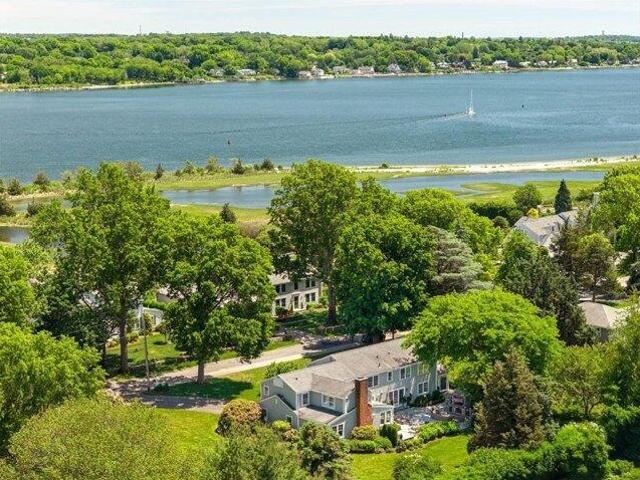 house with 5 bedroom, Barrington RI ES104851114