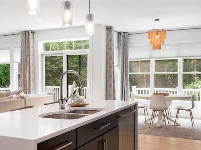 house with 5 bedroom, Barrington RI ES105095281