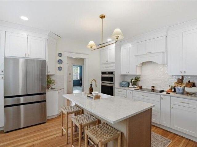 house with 5 bedroom, Barrington RI ES103036400