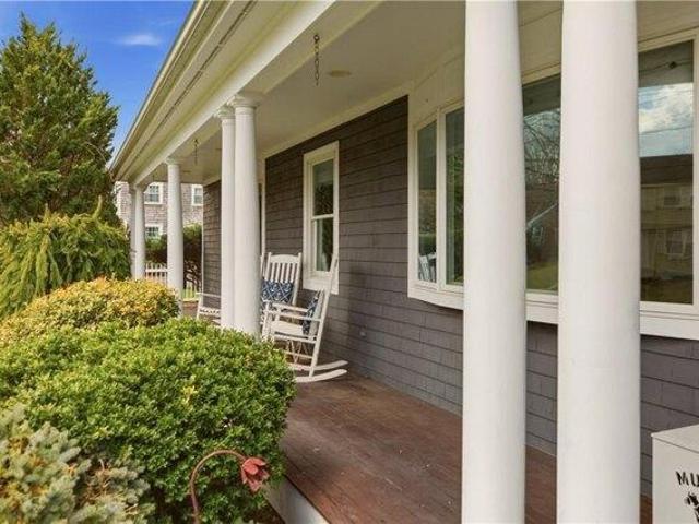house with 5 bedroom, Barrington RI ES103622184
