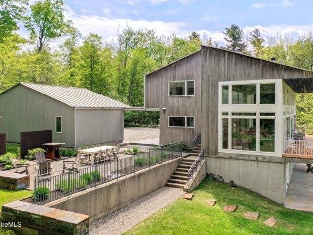 house with 5 bedroom, Becket MA ES104850405