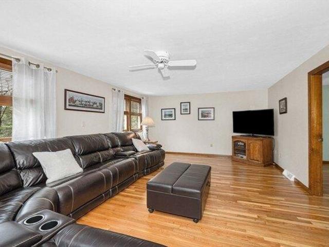 house with 5 bedroom, Billerica MA DLS102529971