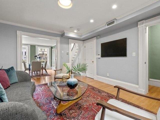house with 5 bedroom, Boston MA ES105115594