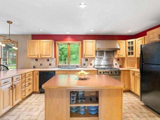 house with 5 bedroom, Brattleboro VT ES105114101