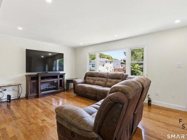 house with 5 bedroom, Bridgeport CT ES104331634