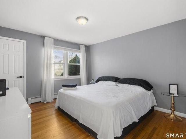 house with 5 bedroom, Bridgeport CT ES104374438