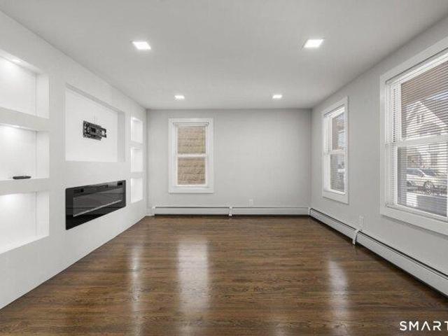 house with 5 bedroom, Bridgeport CT ES105142440