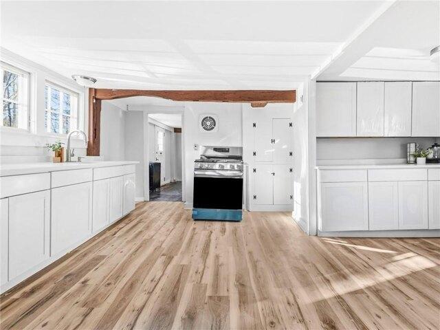 house with 5 bedroom, Bristol RI DLS101657581