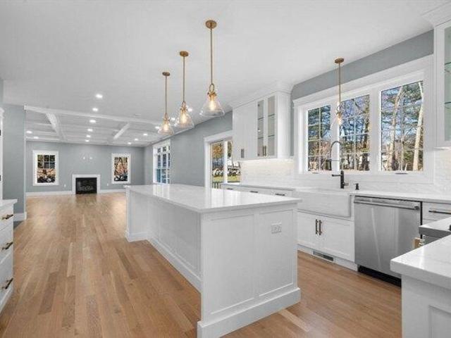 house with 5 bedroom, Burlington MA ES104011584