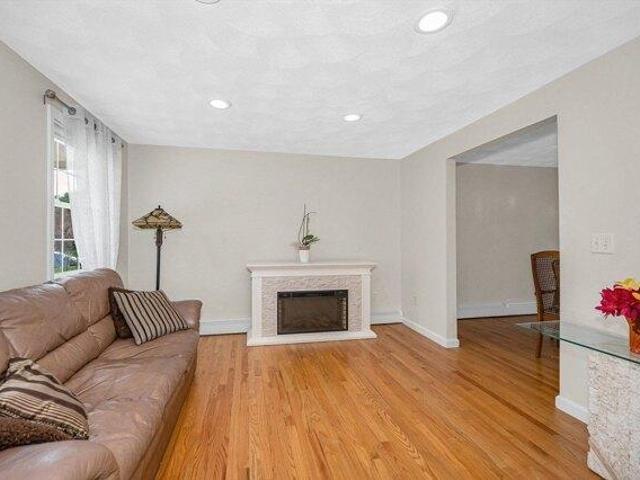house with 5 bedroom, Chelmsford MA DLS102725452